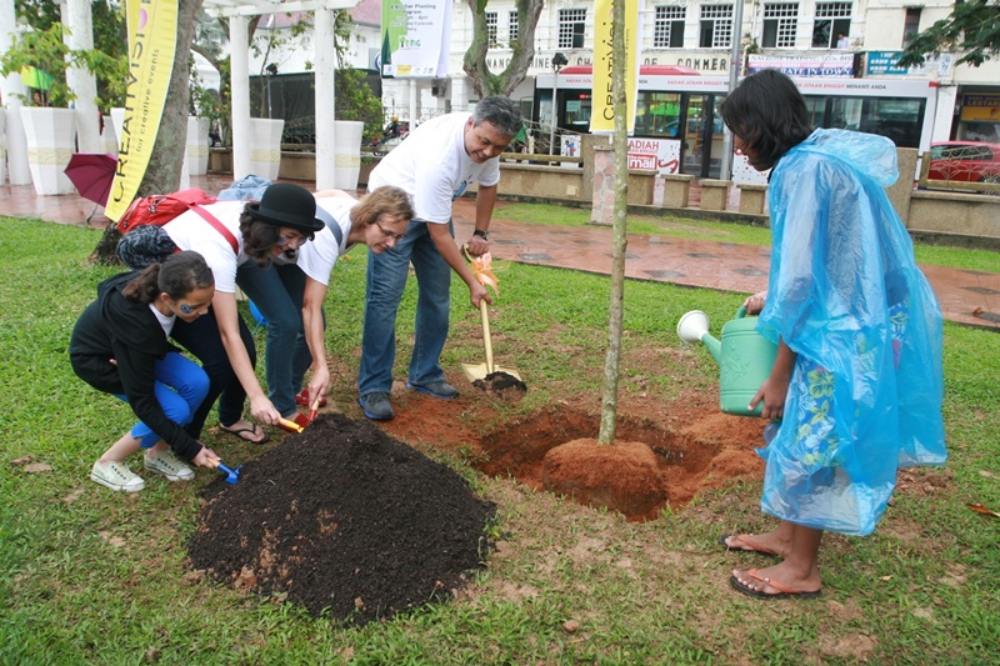 ROLF Green Ribbon Campaign : Be Beautiful in Green – B.BIG Tree ...